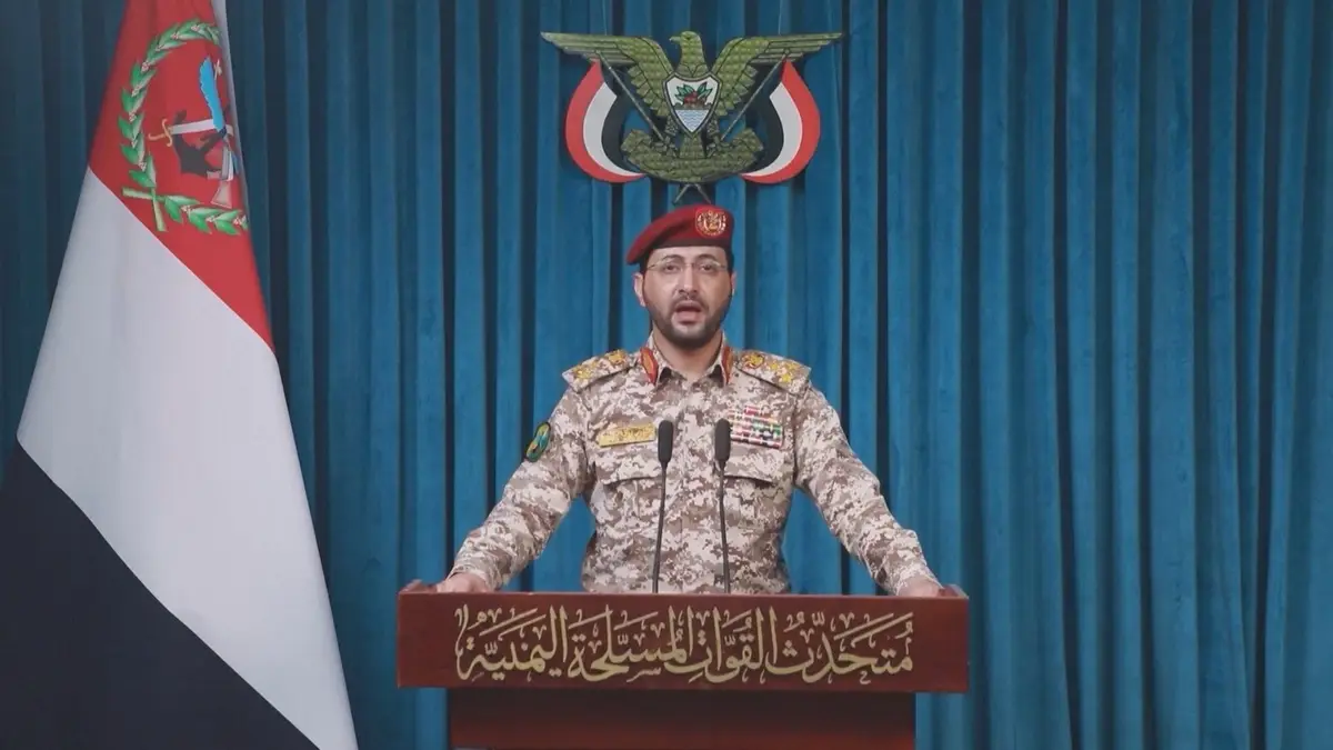 Houthis proíbem passagem de navios israelitas no Mar Vermelho - SIC ...