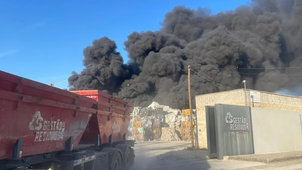 Incêndio em armazém de reciclagem em Montemor-o-Novo - SIC Notícias